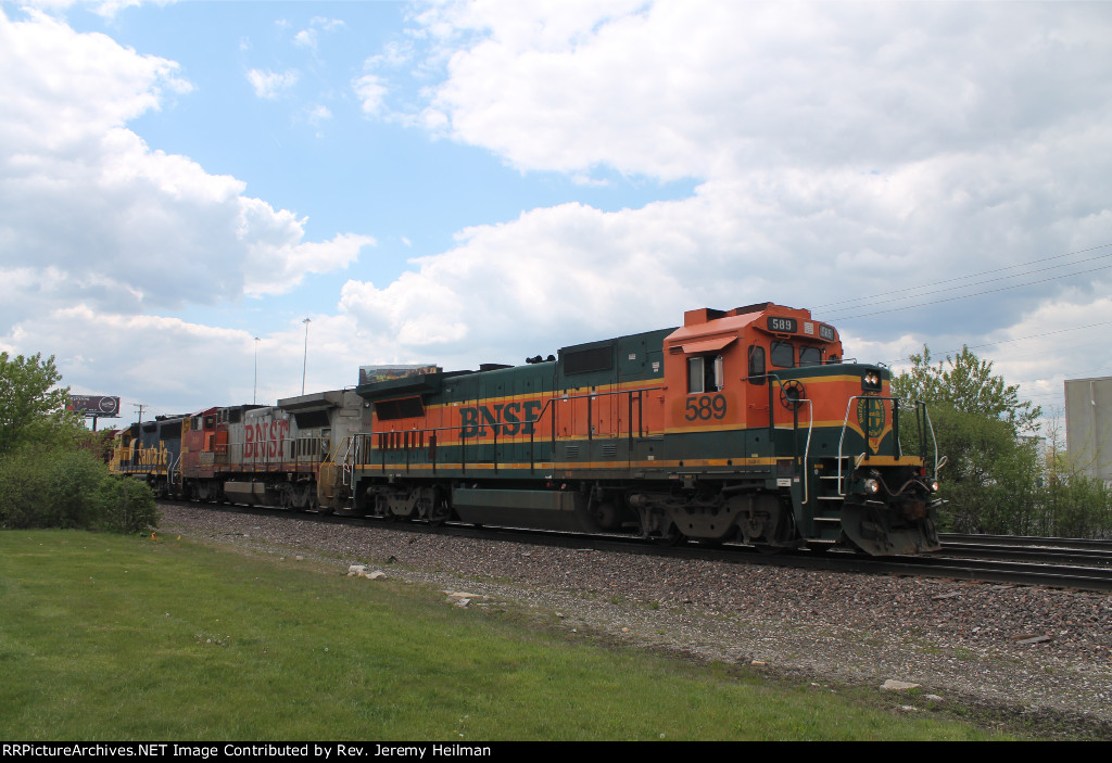 BNSF 589 & others (1)